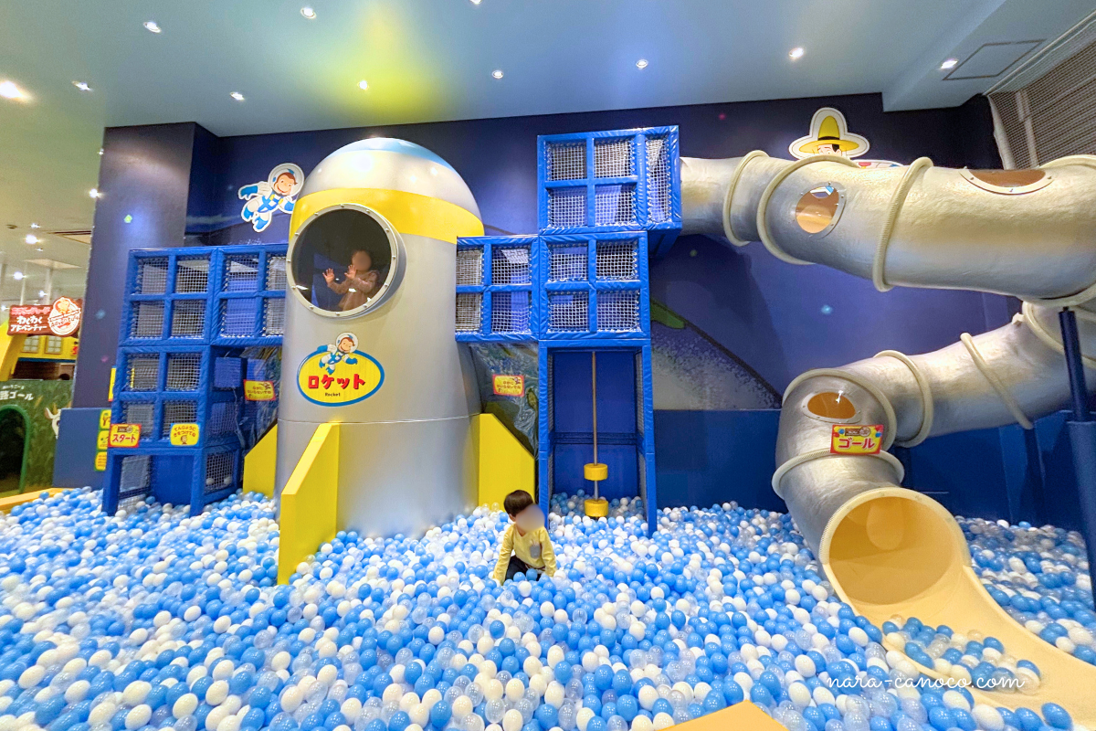 【おさるのジョージ わくわくアドベンチャー】全国初！12/5イオンモール橿原にオープン／橿原市 | canoco